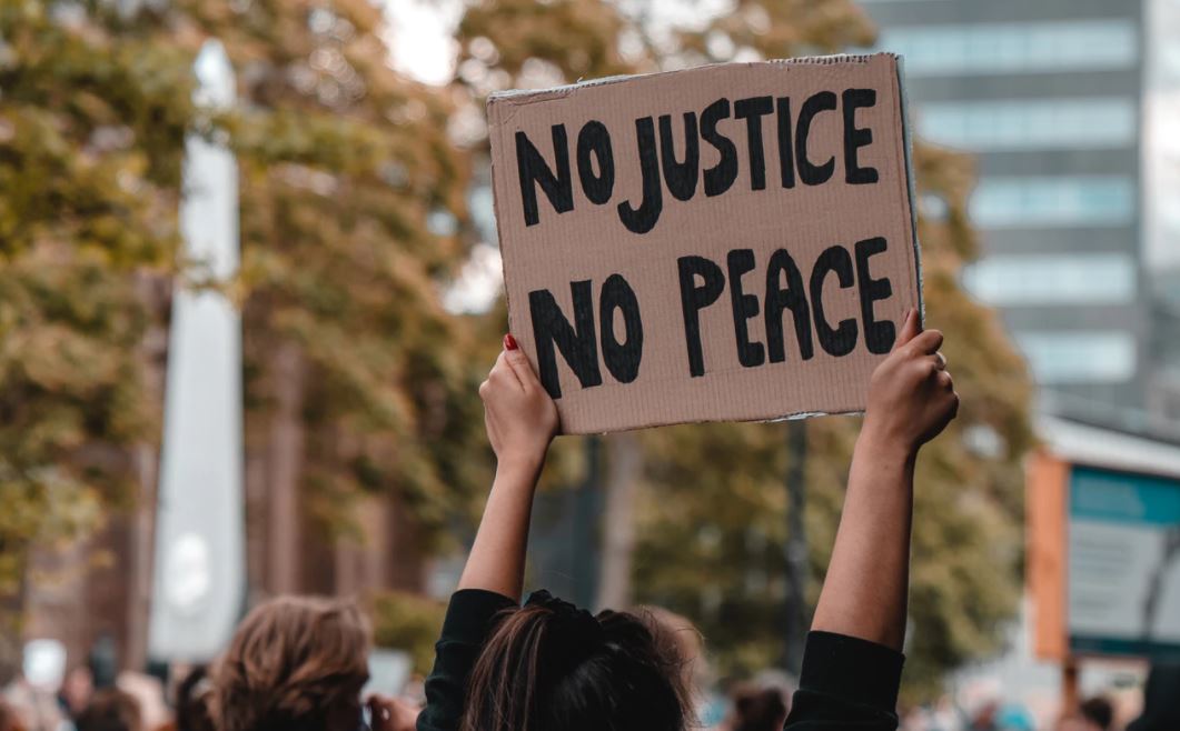 White Fragility by Robin Diangelo: Key Insights | Shortform Books