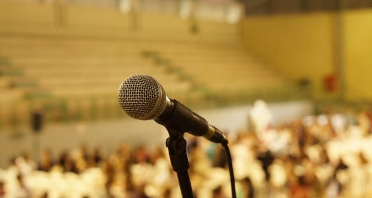 9 Tips for Becoming an Effective Public Speaker | Shortform Books