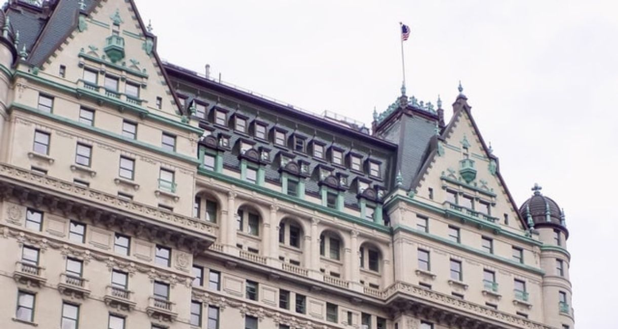 Trump and the Commodore Hotel: Remaking a Classic | Shortform Books