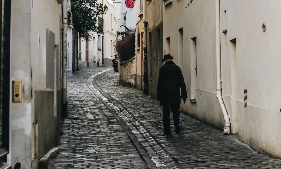 Ernest Hemingway in Paris: Young, Poor, and Happy | Shortform Books