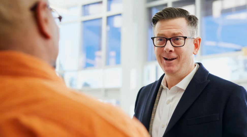 Sales Pitching Techniques: 6 Pitches for Success | Shortform Books