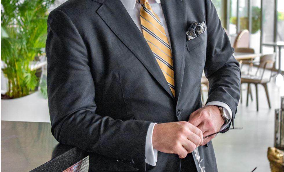 Body Language in Sales: How to Sell Nonverbally | Shortform Books