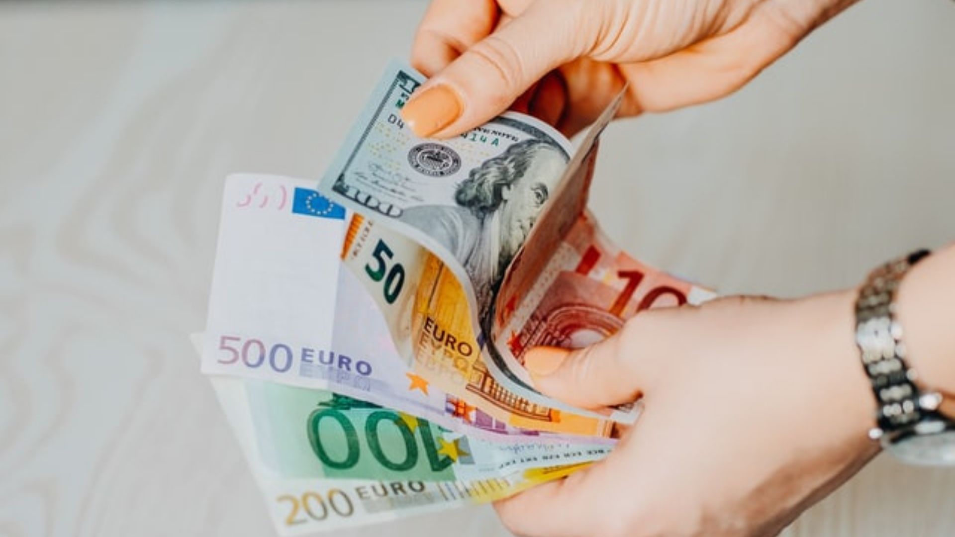 Beginner Economics: How Do Currencies Work? | Shortform Books