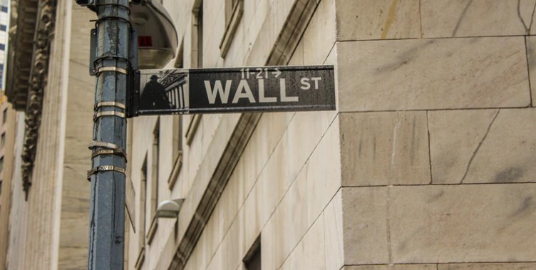 Warren Buffett's Wall Street Criticisms | Shortform Books