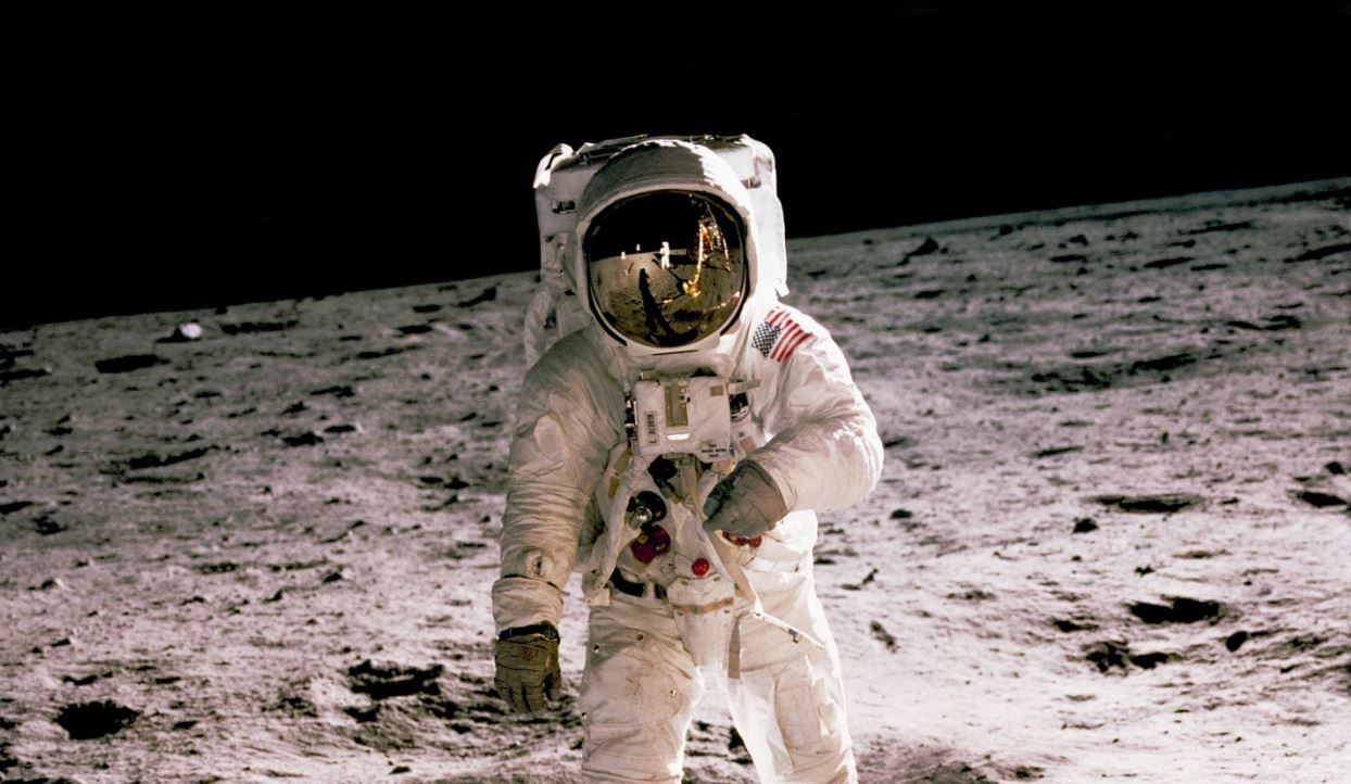 Colonize the Moon? Stephen Hawking's Argument | Shortform Books