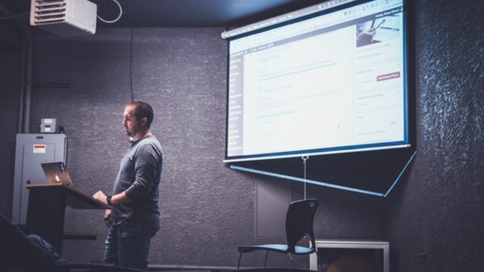 Demonstrative Public Speaking: Show, Don't Tell | Shortform Books