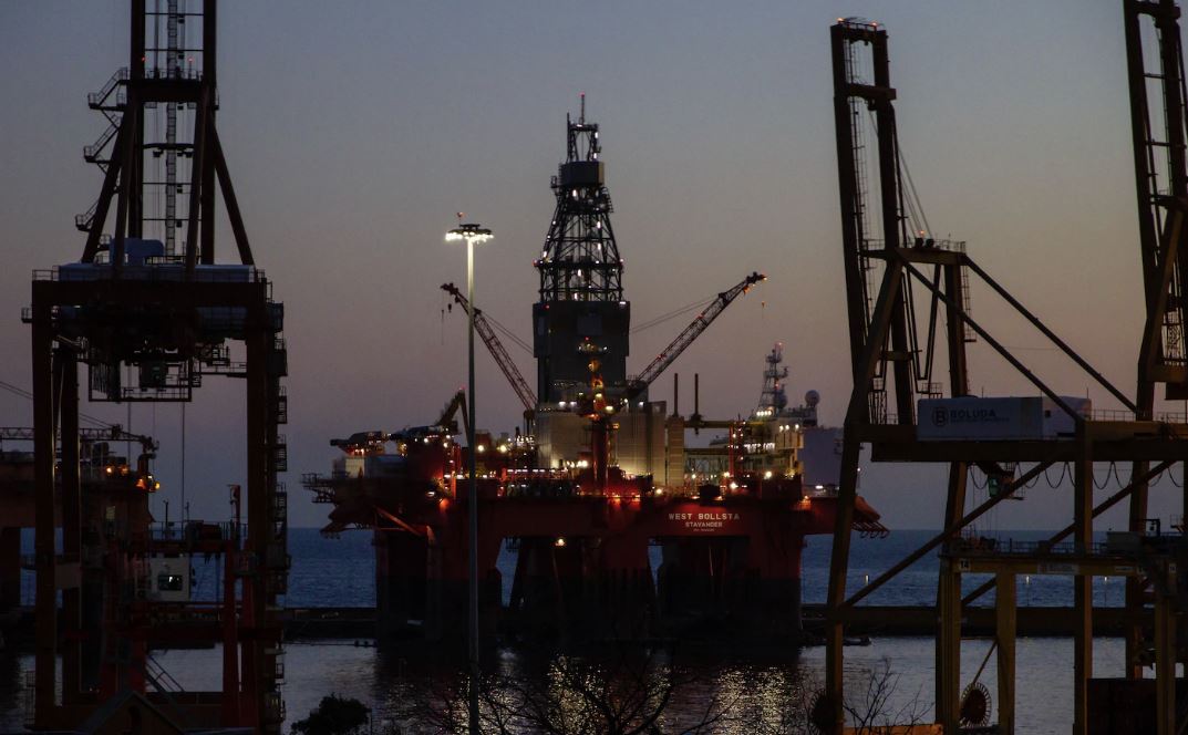 Examples of How the Oil Curse Can Destroy a Nation | Shortform Books