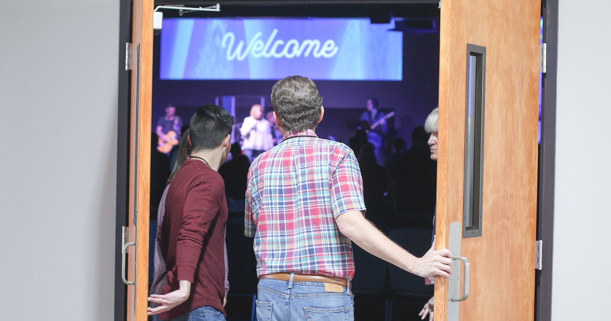 How to Approach Someone: 3 Simple Steps for Breaking the Ice ...